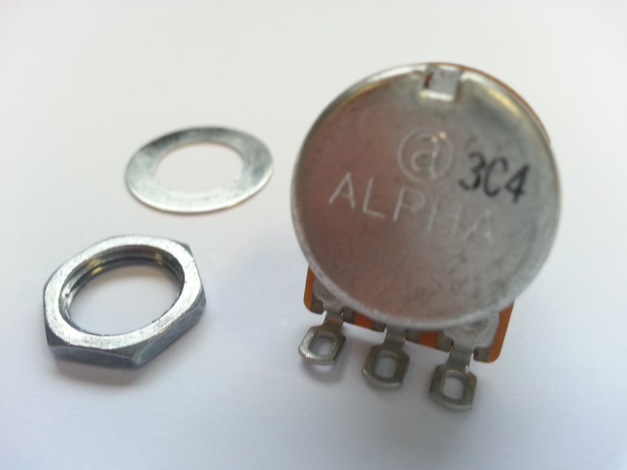 Alpha 100K Mini Pot, Audio (log) Taper, Split Knurled Shaft | Allparts UK